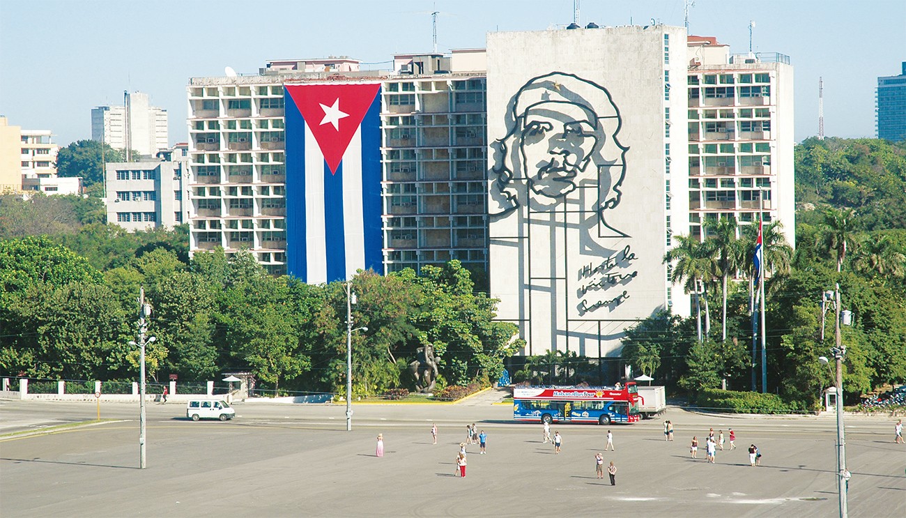 코스모폴리탄이 사랑한 도시② 쿠바 아바나 | 진하고 달콤한 에스프레소의 도시 - 인간 존엄과 극빈 공존하는 야누스의 광장