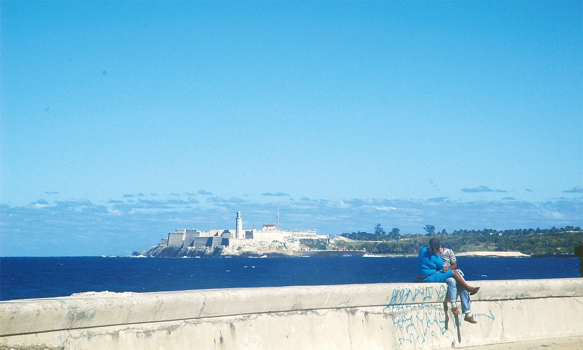 코스모폴리탄이 사랑한 도시② 쿠바 아바나 | 진하고 달콤한 에스프레소의 도시 - 인간 존엄과 극빈 공존하는 야누스의 광장