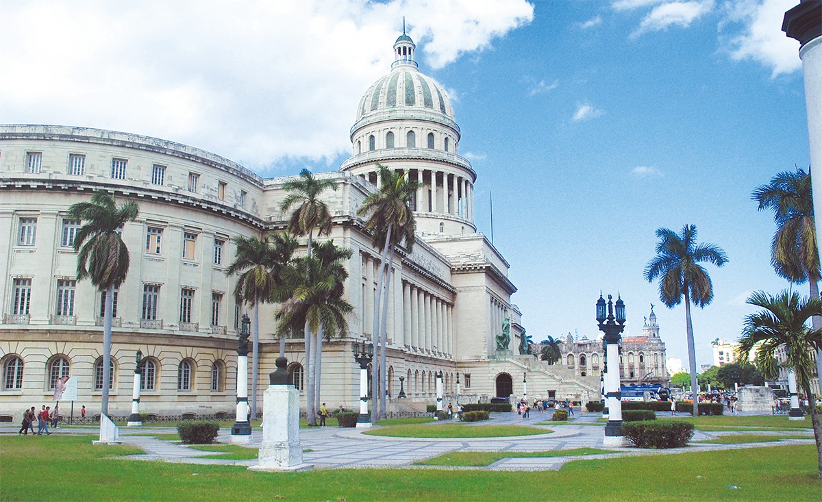 코스모폴리탄이 사랑한 도시② 쿠바 아바나 | 진하고 달콤한 에스프레소의 도시 - 인간 존엄과 극빈 공존하는 야누스의 광장