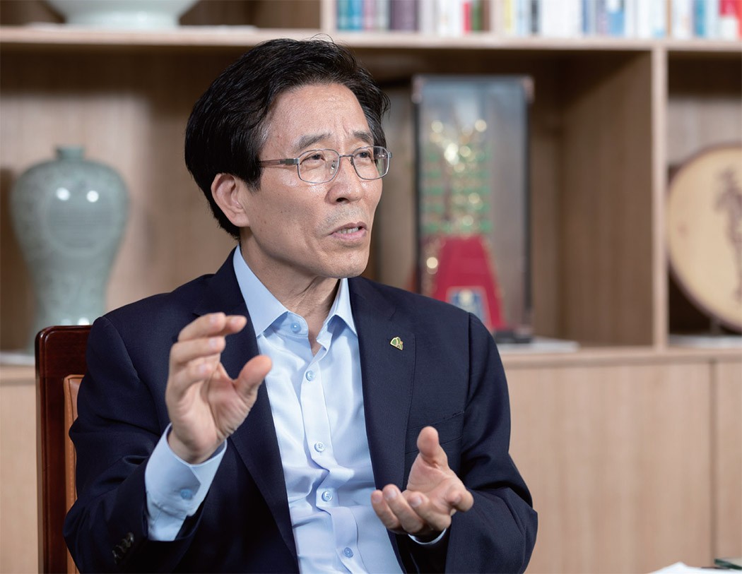 [新목민관 열전] ‘40년 지방행정 전문가’ 고윤환 경북 문경시장